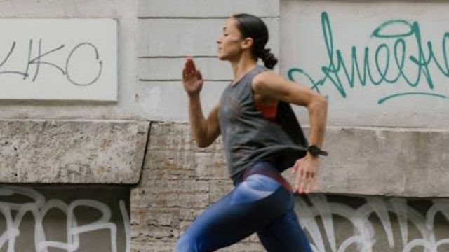 汗水之下的奢華舒適：HAKERS 精選機能排汗衣，定義夏日動態優雅 | Natuos